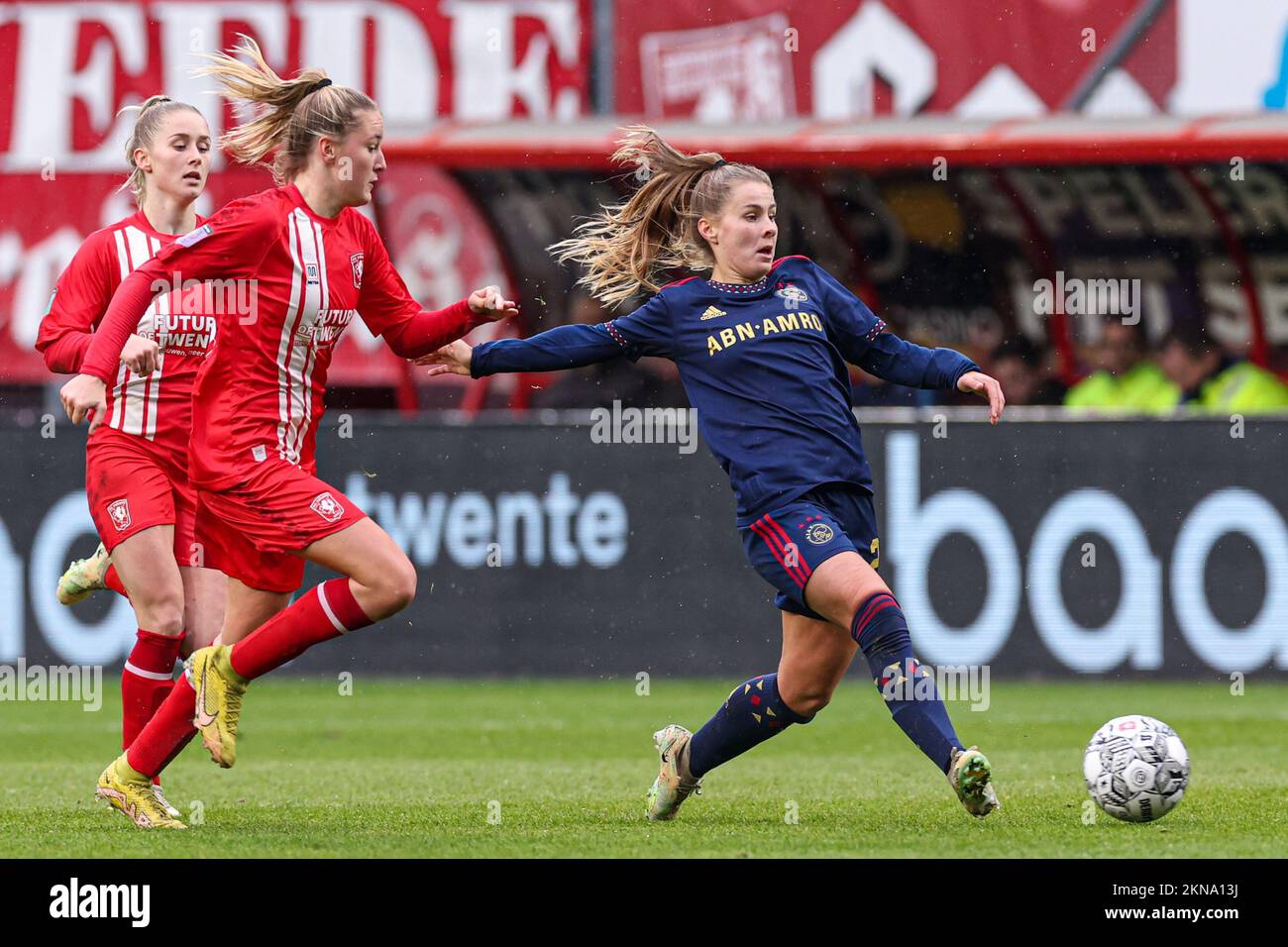 ENSCHEDE, NIEDERLANDE - NOVEMBER 27: Kim Everaerts vom FC Twente ...