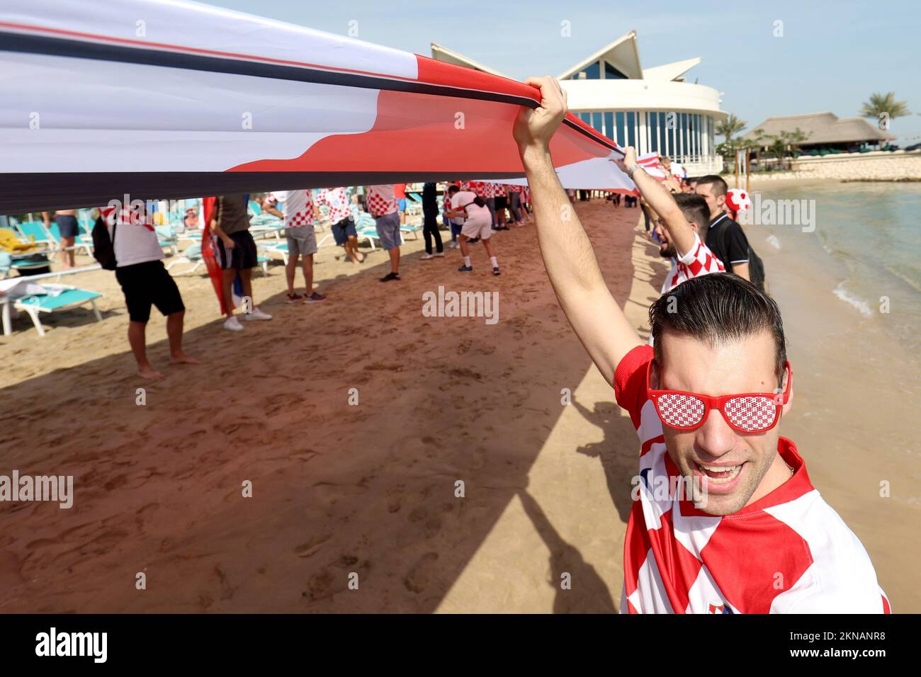 Kroatische Fans mit einer 200 Meter langen Flagge am Strand vor dem ...