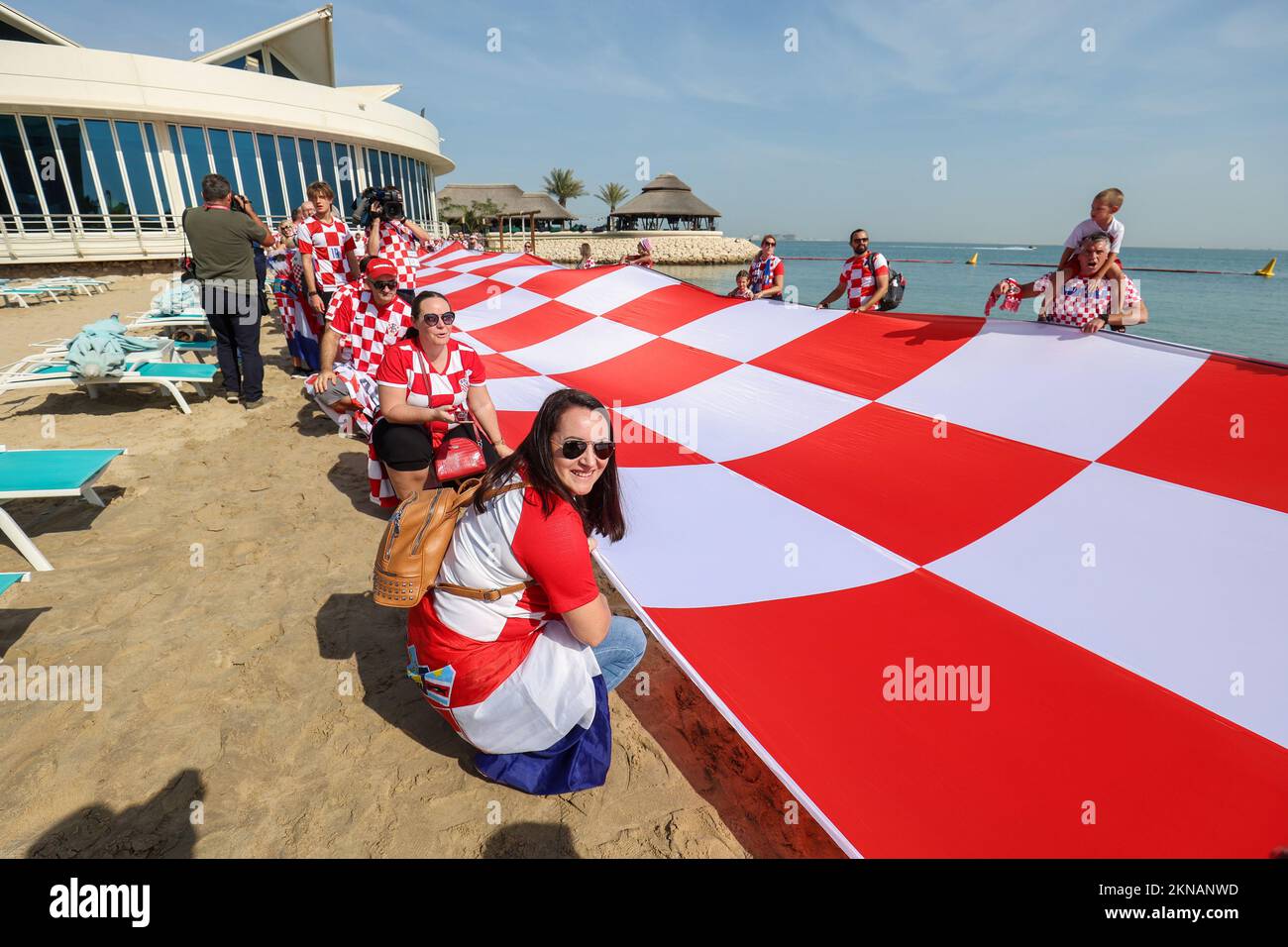 Kroatische Fans mit einer 200 Meter langen Flagge am Strand vor dem ...