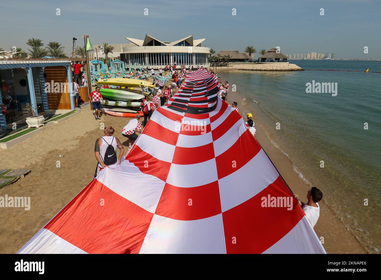 Kroatische Fans mit einer 200 Meter langen Flagge am Strand vor dem ...