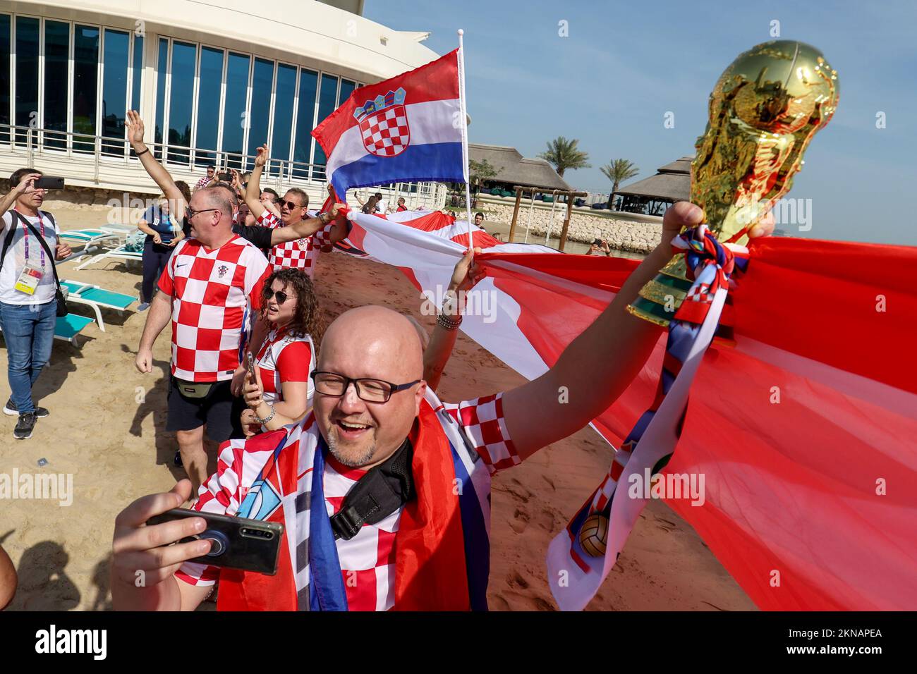 Kroatische Fans mit einer 200 Meter langen Flagge am Strand vor dem ...