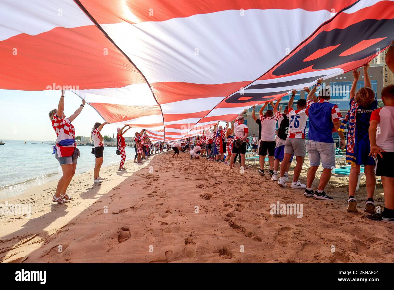 Kroatische Fans mit einer 200 Meter langen Flagge am Strand vor dem ...