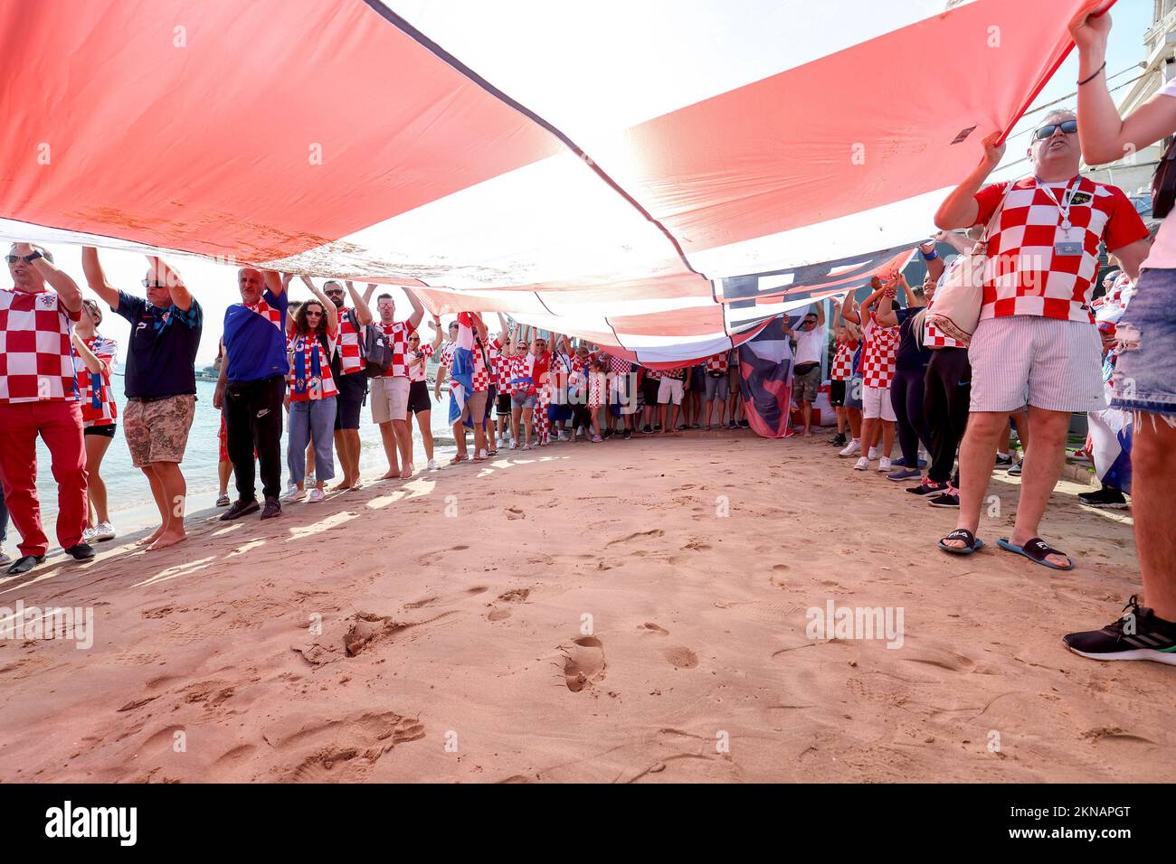 Kroatische Fans mit einer 200 Meter langen Flagge am Strand vor dem ...