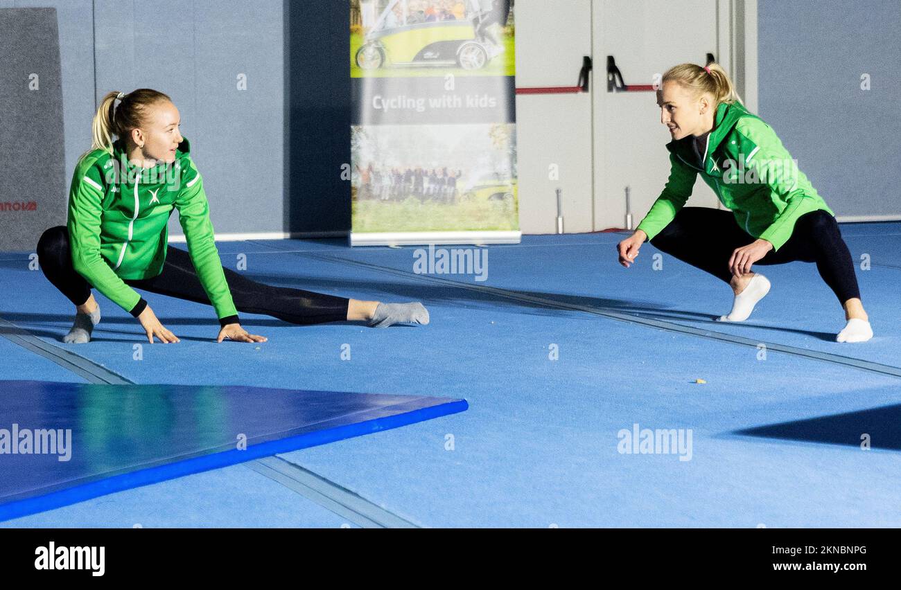 VARSSEVELD - Sanne Wevers (r) und Schwester Lieke Wevers (l) in Aktion ...