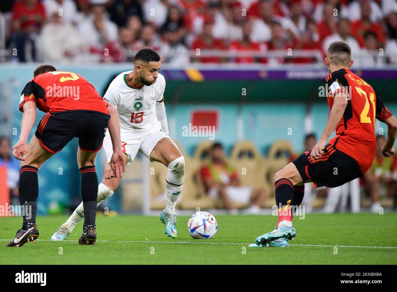 DOHA, KATAR - NOVEMBER 27: Youssef en Nesyri von Marokko kämpft um den ...
