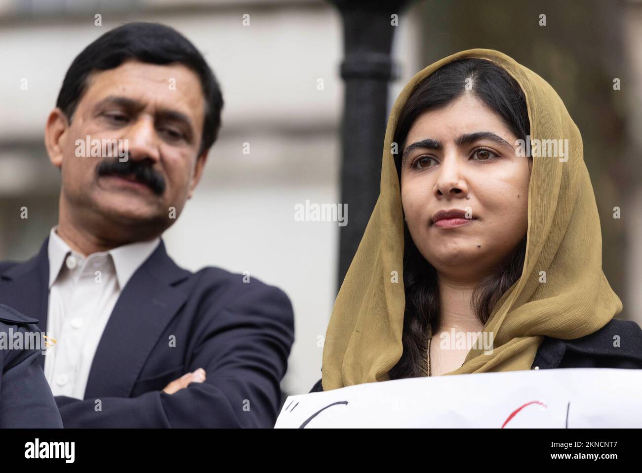 Malala yousafzai father -Fotos und -Bildmaterial in hoher Auflösung – Alamy