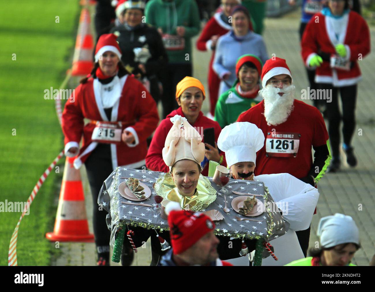 Hamburg, Deutschland. 27.. November 2022. Der X-Mass Run in Hamburg ...