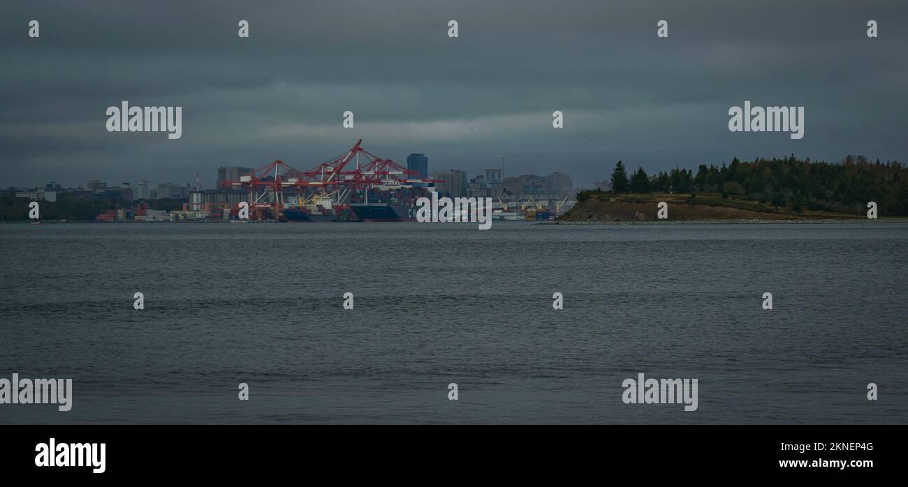 Blick auf den South End Container Terminal in halifax von der Insel ...