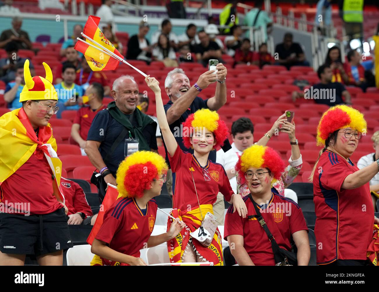 Spanische Fans auf den Tribünen vor dem Spiel der FIFA ...