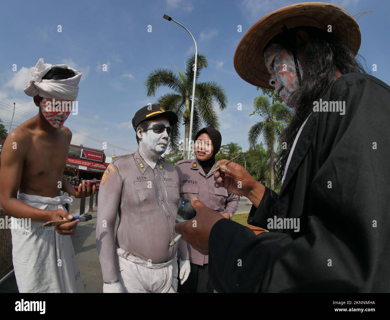 Künstler malen die Leichen von Freiwilligen in Anlehnung an ...