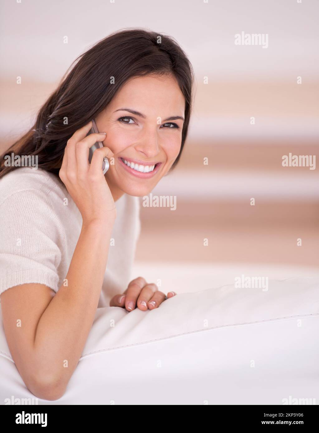Hallo, ich bin es, nach dem du suchst. Eine wunderschöne junge Frau auf ...