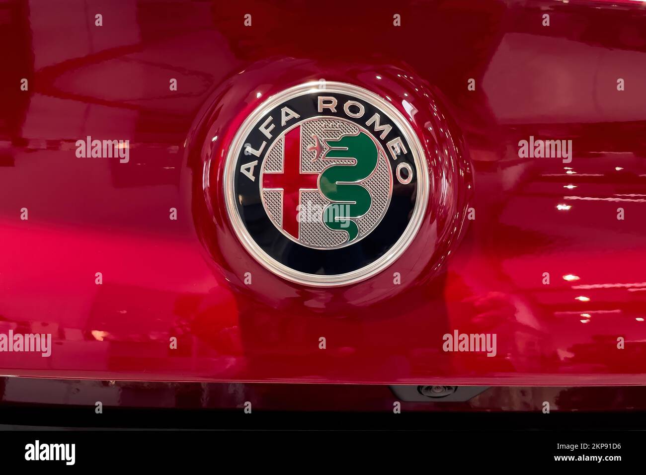 Farblogo Logo von Alfa Romeo mit Schwert und Schlange auf rotem Auto ...