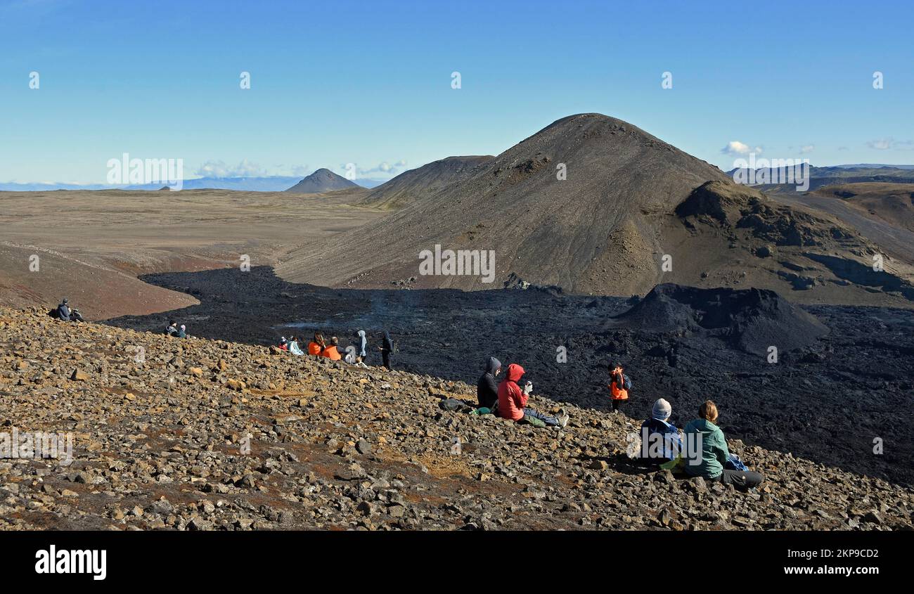 Fagradalsfjall Eruption 2022, Touristen schauen auf rauchende ...