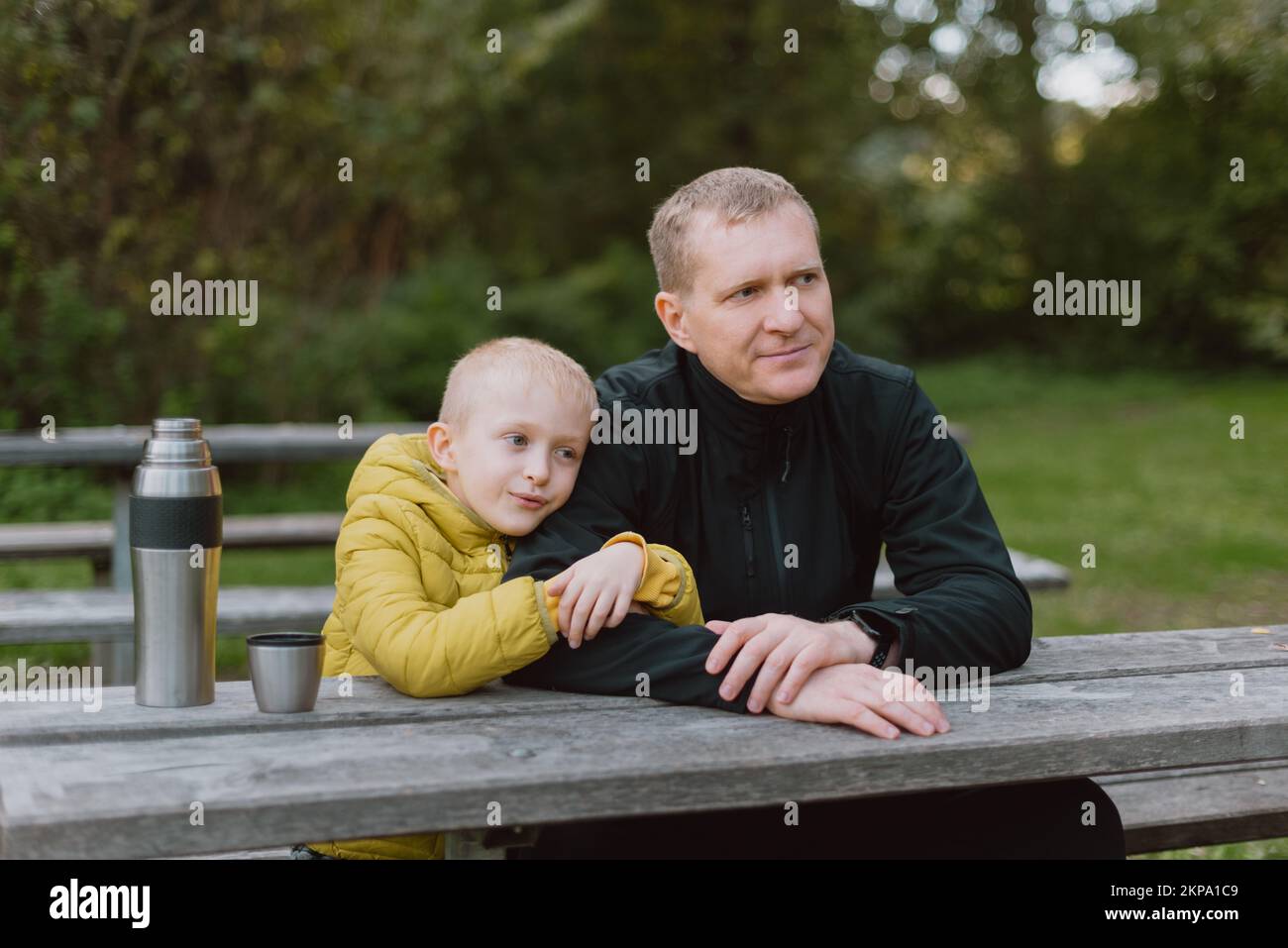 Glückliche Familie: Vater Und Kind Junge Sohn Spielen Und Lachen Im ...