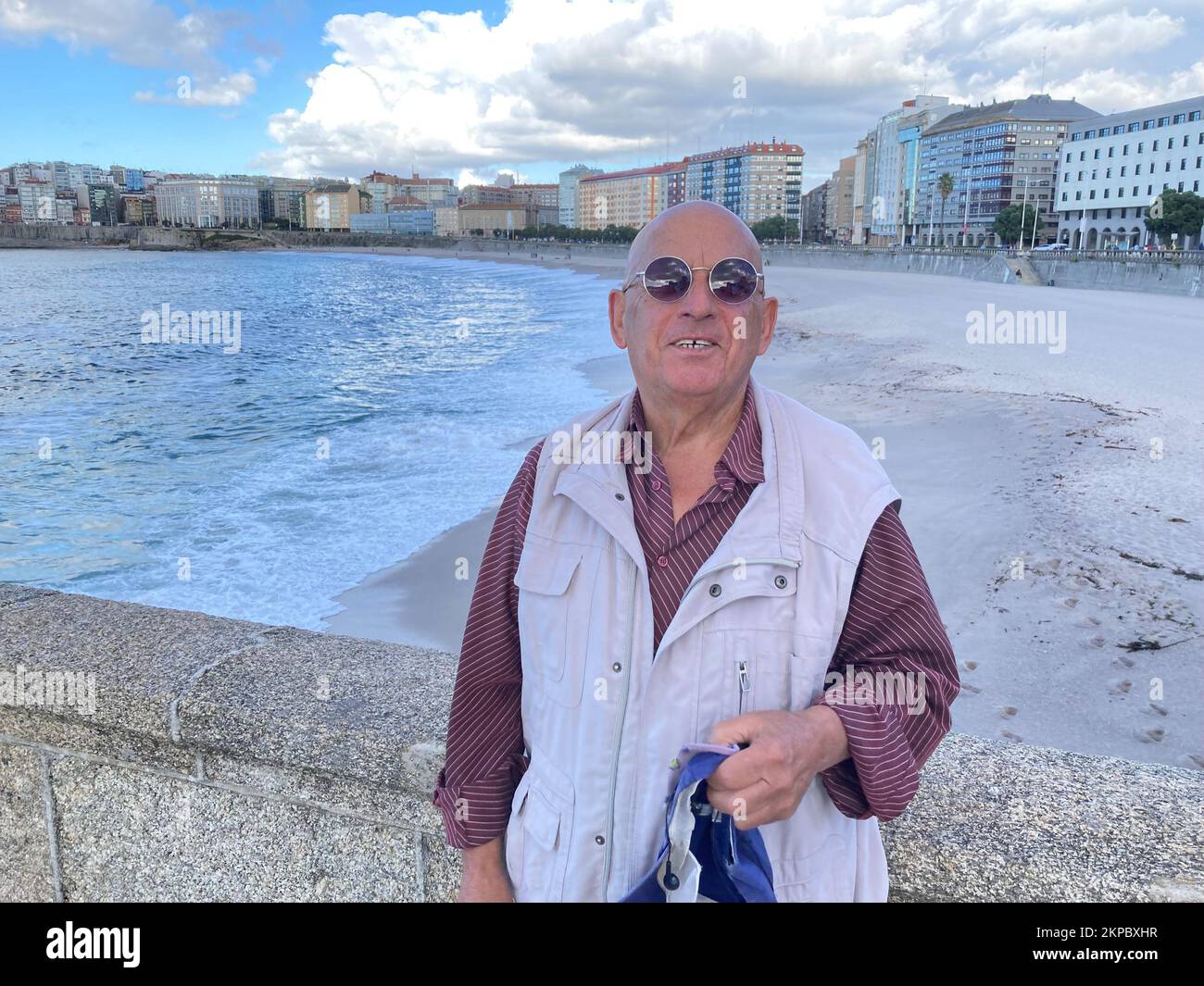 26. September 2022, Spanien, A Coruna: Antonio steht am Strand. Er ...