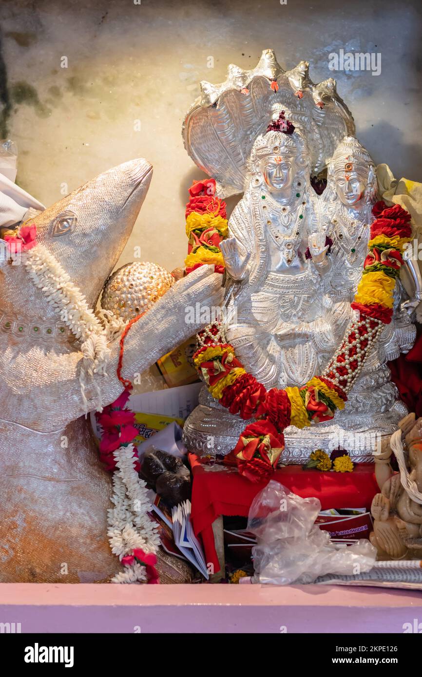 hindu-lord shiva und parvati aus Silber, verehrt mit Blumen, vertikale ...