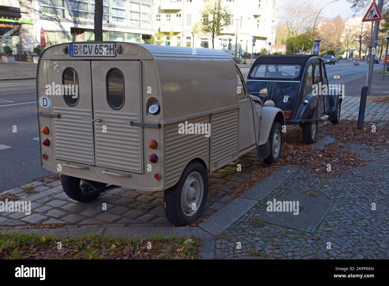 Klassisches Citroen 2CV-Auto im Retro-Look und 2CV-AU-Van in einer ...