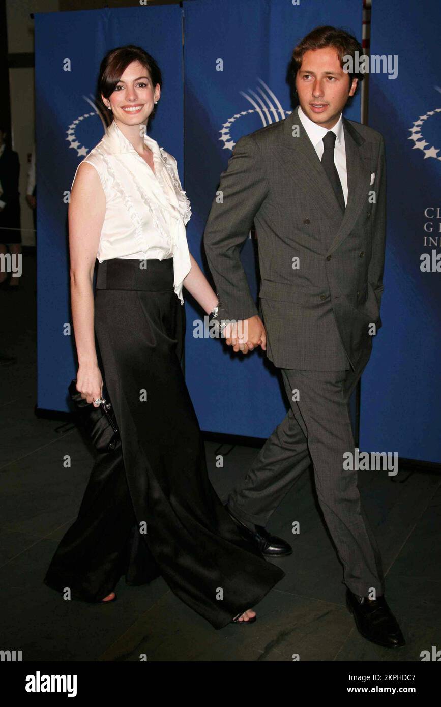 Anne hathaway und raffaello follieri -Fotos und -Bildmaterial in hoher Auflösung – Alamy