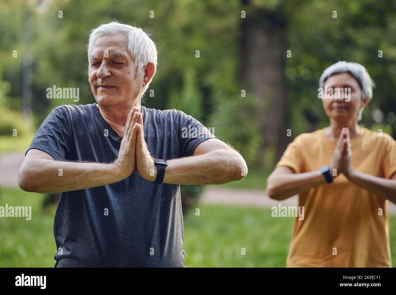 Ältere aktive Paar machen Meditationspraxis mit geschlossenen Augen ...