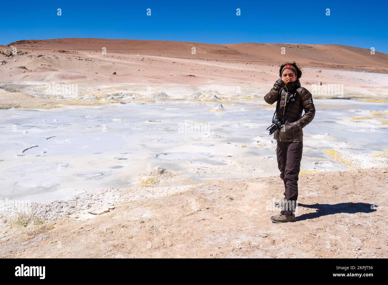 Die Touristen halten den Atem neben einem stinkenden vulkanischen ...