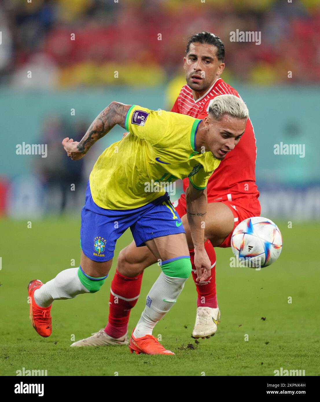 Brasiliens Antonius (links) und der Schweizer Ricardo Rodriguez kämpfen ...