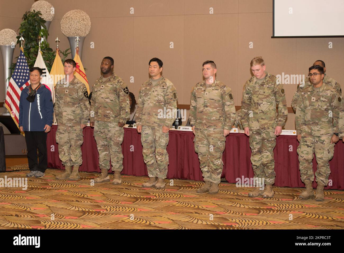 USA Soldaten und Zivilisten erhalten eine Münze von Brig. General ...