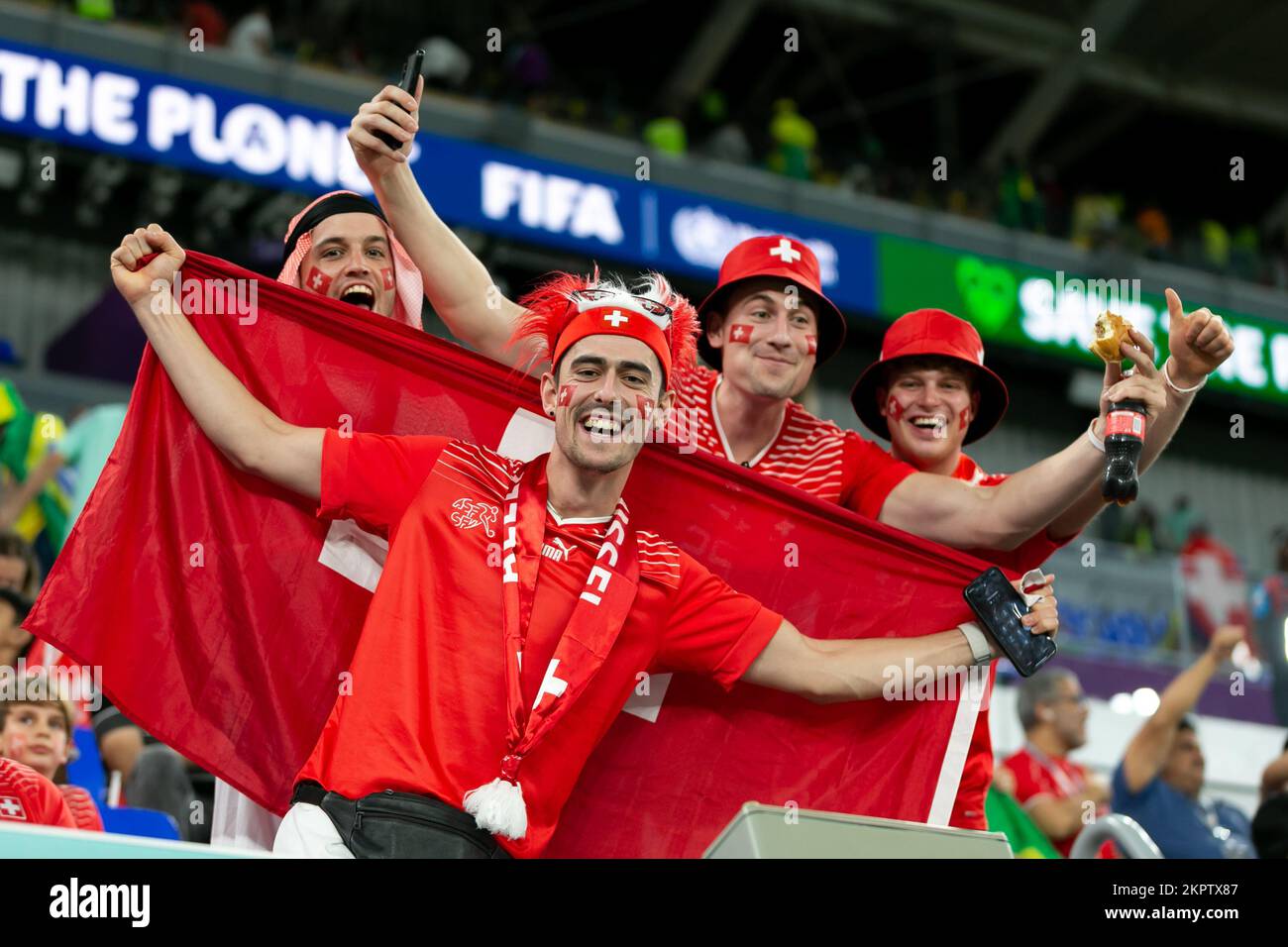 DOHA, KATAR - 28. NOVEMBER: Fans der Schweiz posieren für ein Foto vor ... DOHA, KATAR - 28. NOVEMBER: Fans der Schweiz posieren für ein Foto vor ...