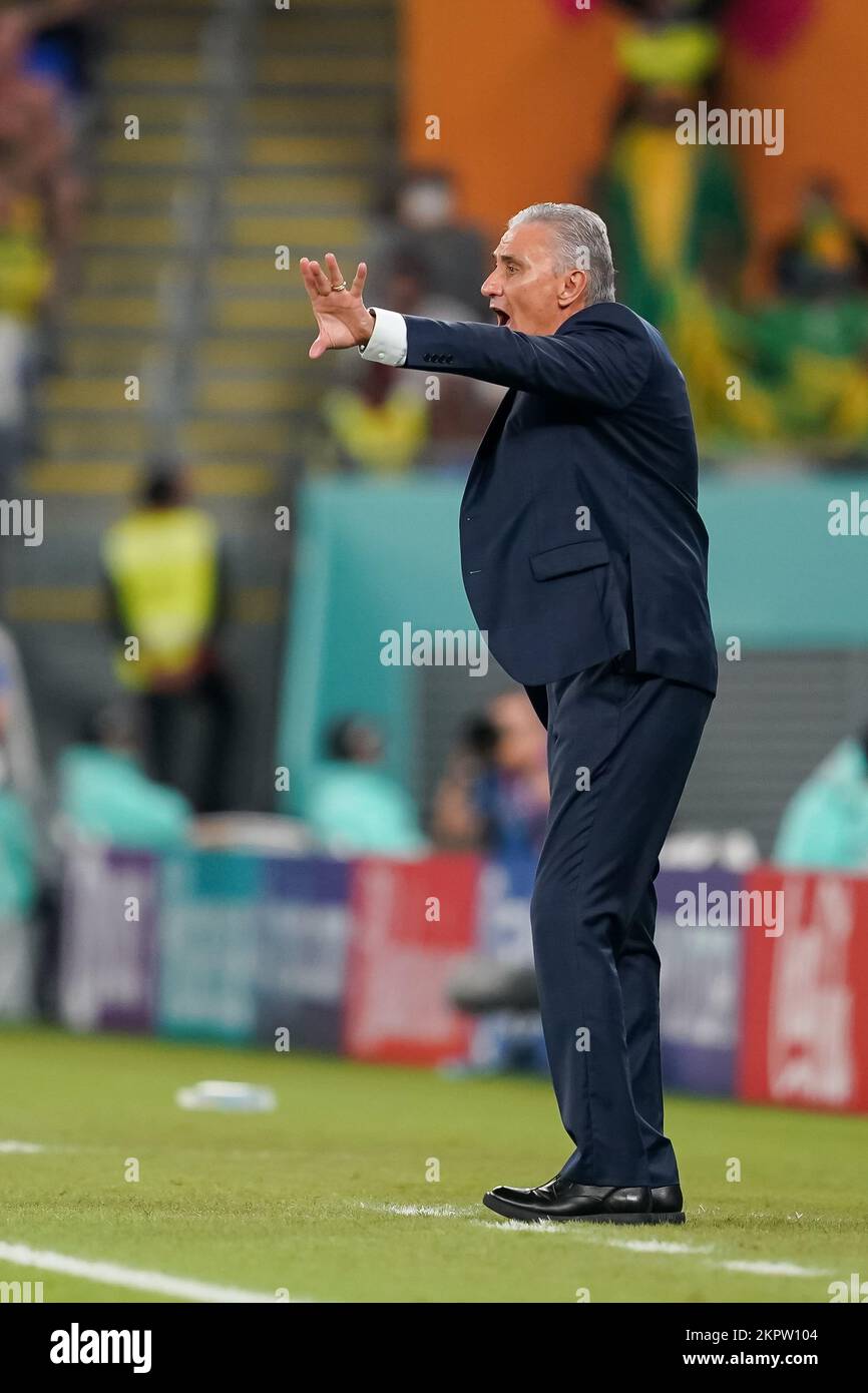 DOHA, KATAR - 28. NOVEMBER: Coach of Brazil Tite reagiert auf das ... DOHA, KATAR - 28. NOVEMBER: Coach of Brazil Tite reagiert auf das ...