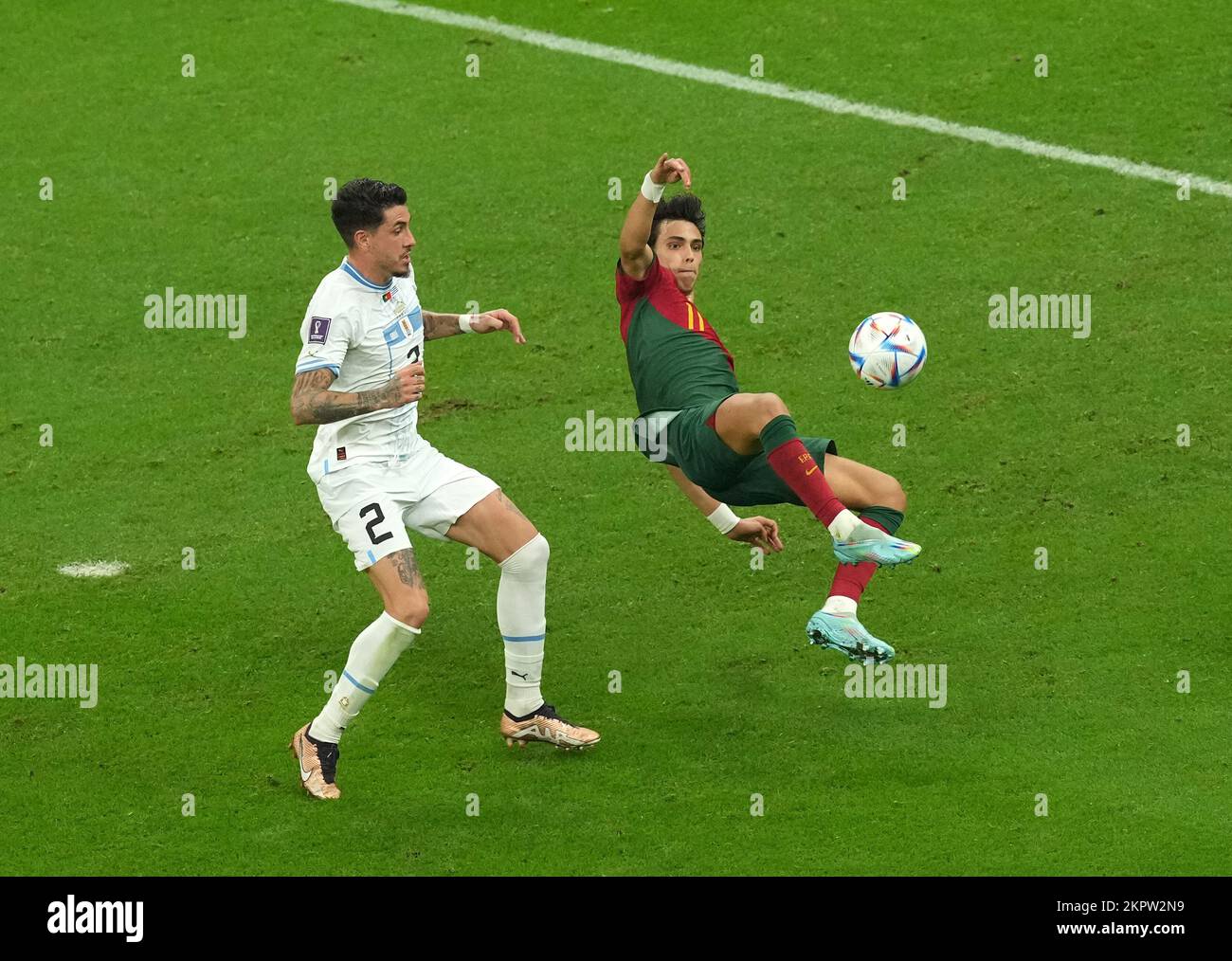 Jose Maria Gimenez (links) in Uruguay beobachtet Portugals Joao Felix ...