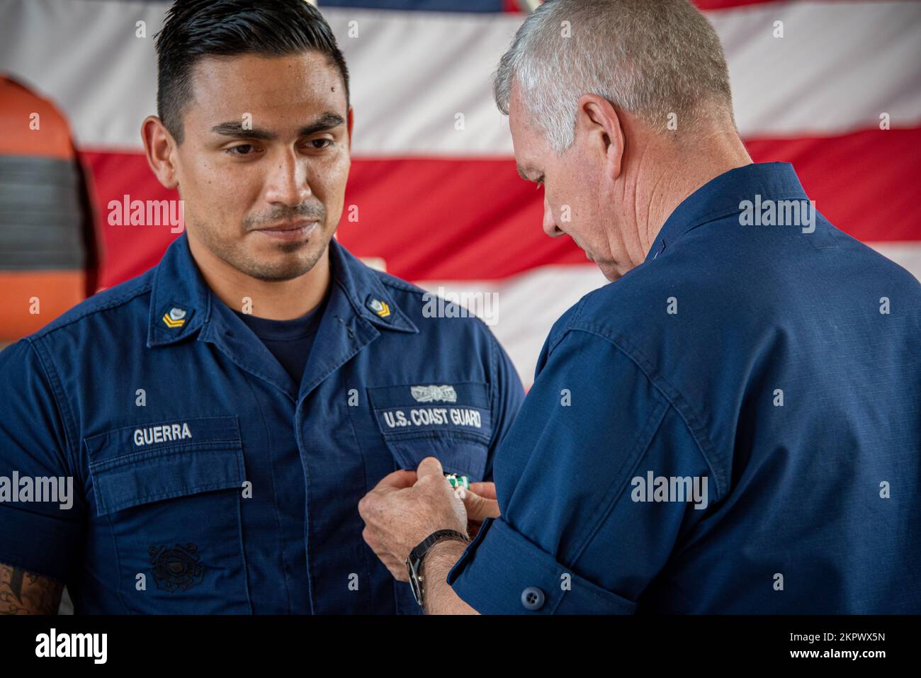 Steven Poulin, stellvertretender Befehlshaber der Küstenwache, verleiht ...