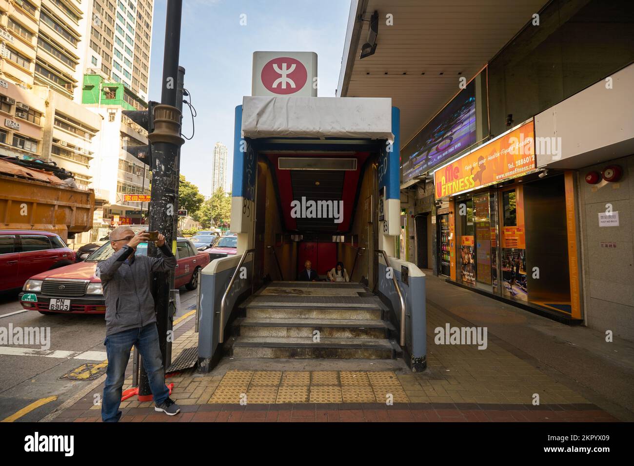 HONGKONG - CIRCA DEZEMBER 2019: Eintritt zur MTR-Station in Hongkong ...