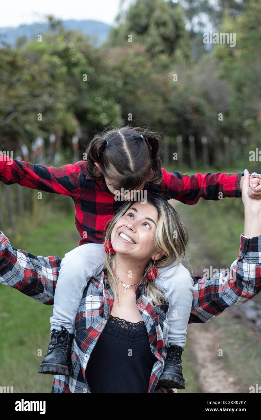 Kolumbianische mutter -Fotos und -Bildmaterial in hoher Auflösung – Alamy