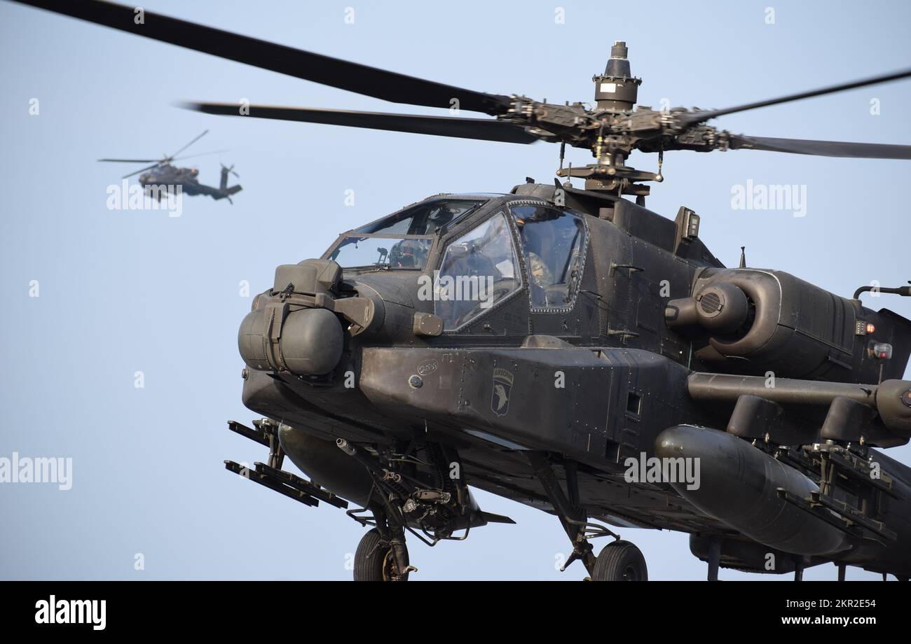 Zwei US-Dollar Army AH-64E Apache Helicopters vom 1.. Bataillon, 101 ...