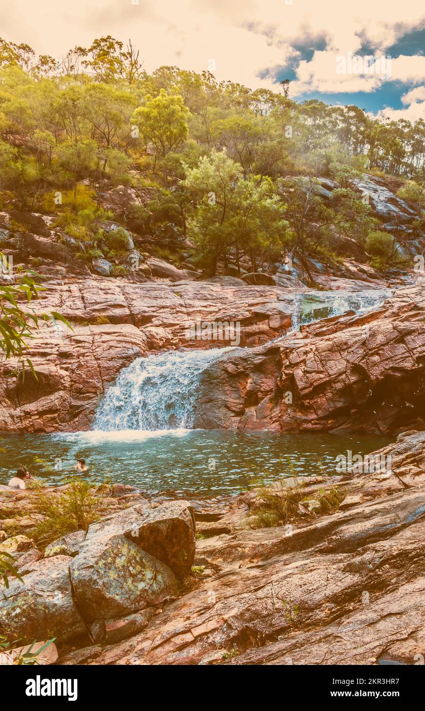 Genießen Sie die vertikale Ruhe mit bergigen Wasserfällen in einer ...