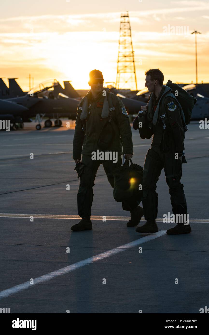USA Air Force Captain Zach Wilson, Left, ein F-15E Strike Eagle Pilot ...