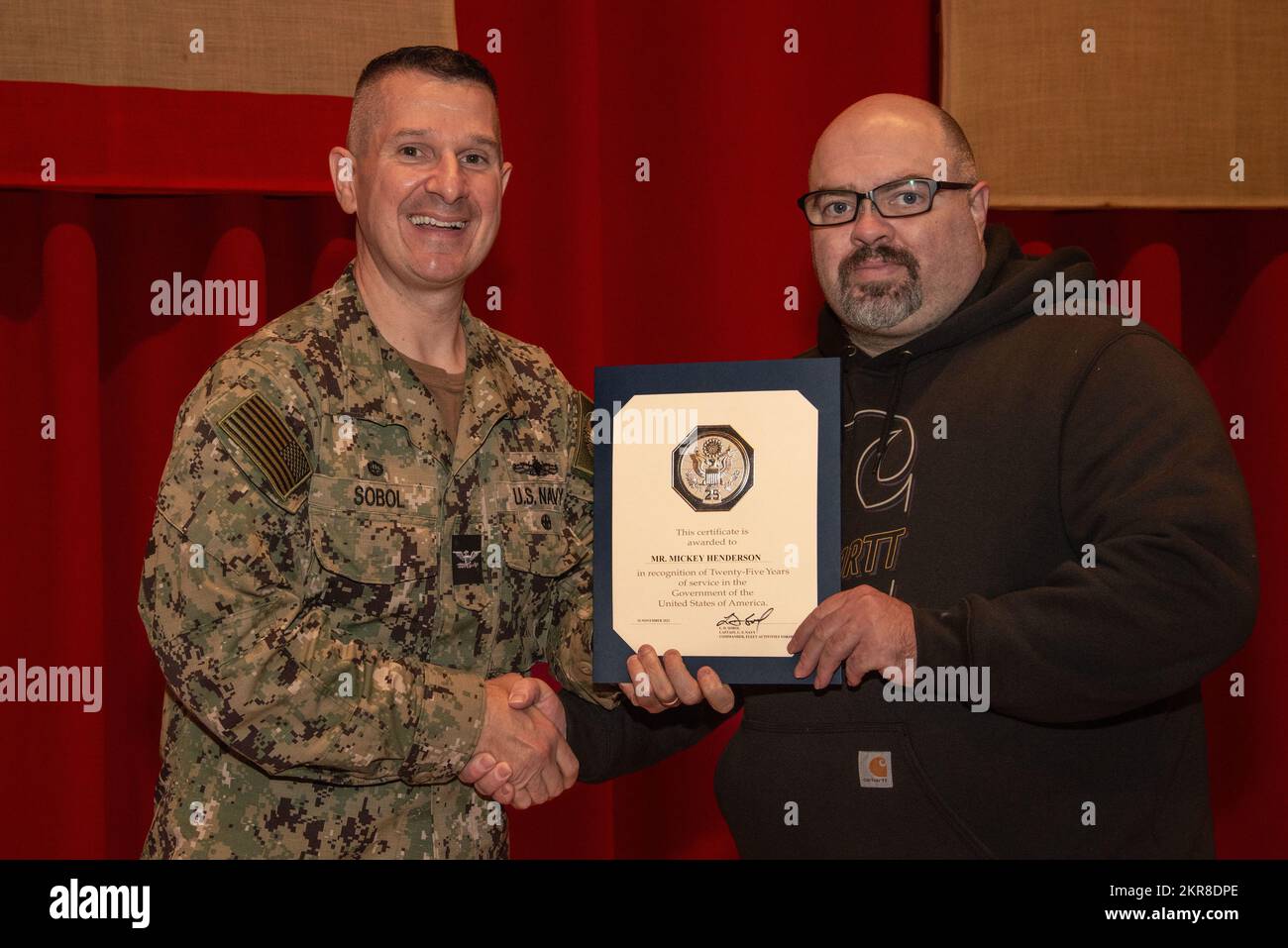 221110-N-XU073-1015 YOKOSUKA, Japan (10. November 2022) Kapitän Les Sobol, Commander, Fleet ...