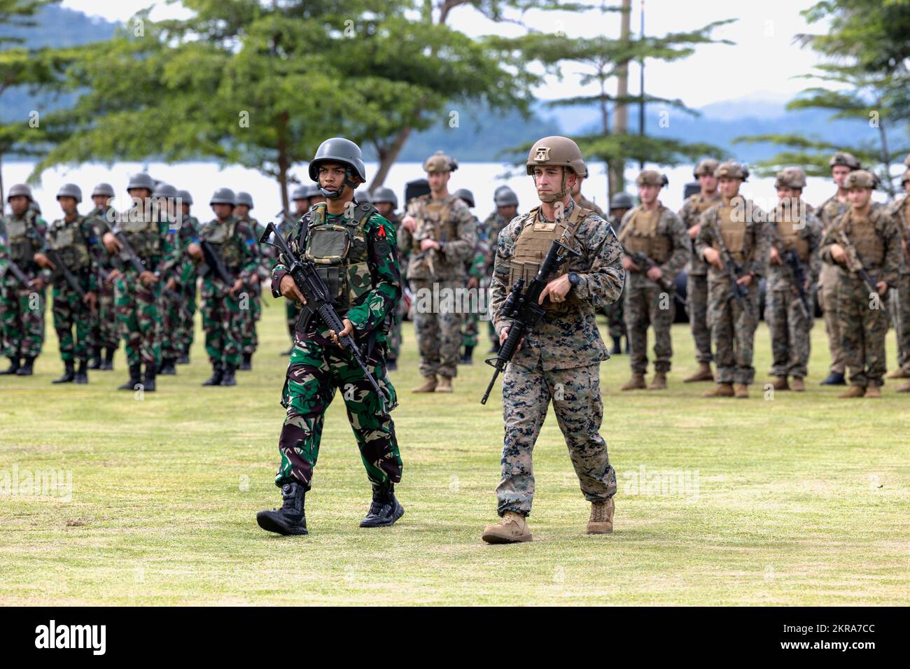 Indonesisches Marinekorps 1., Leutnant Ketut Yoga Kosala, links, ein ...