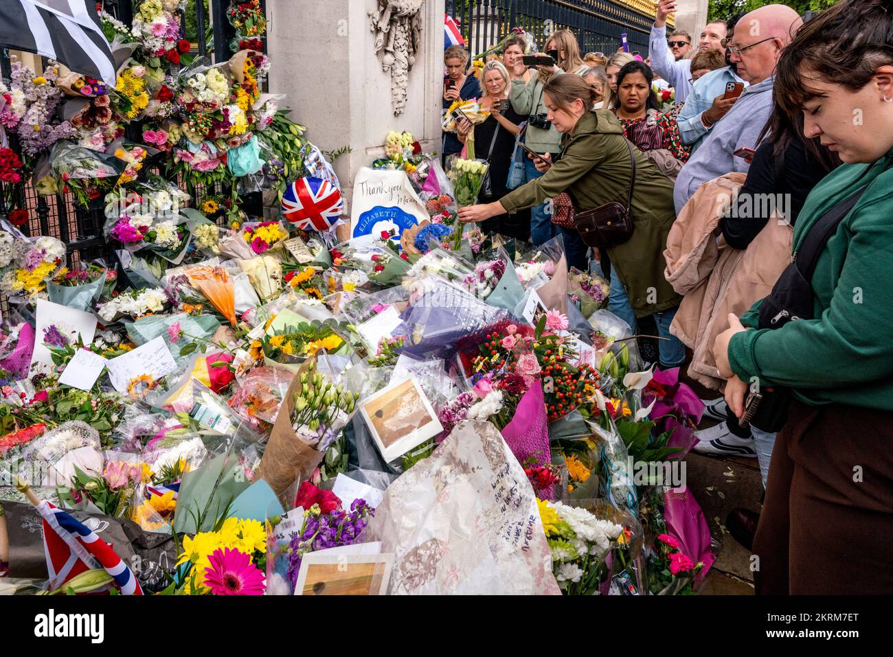 Die Briten versammeln sich vor dem Buckingham Palace, um Blumen zu ...
