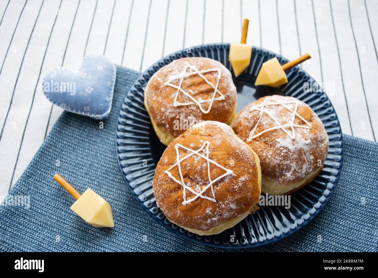 Fröhliches Chanukka-Banner. Ein traditionelles Leckerbissen mit David ...