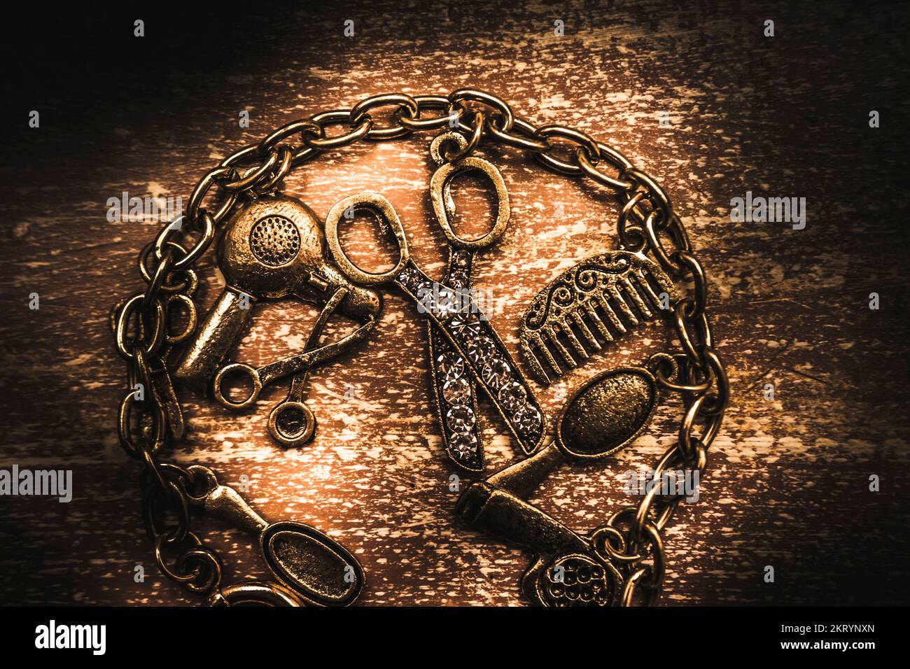 Foto des dunklen Stilllebens auf luxuriösen Friseurwerkzeuggeräten wie ...