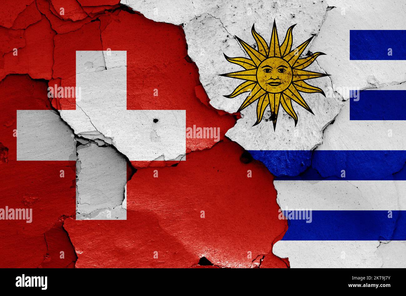 Flaggen der Schweiz und Uruguays auf gerissene Wände gemalt ...