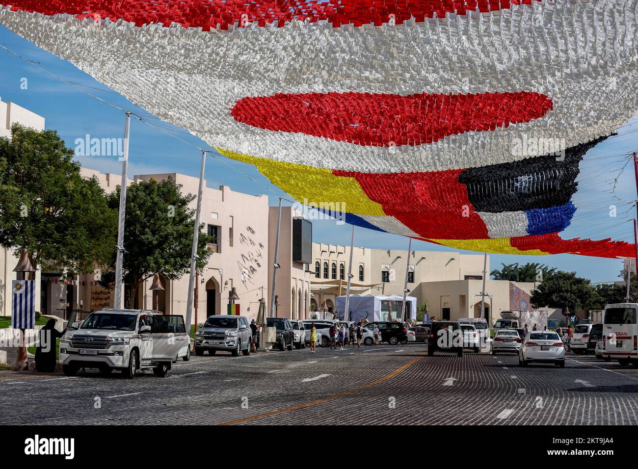 Das Vordach der Nationalflaggen von Ländern, die an der ...