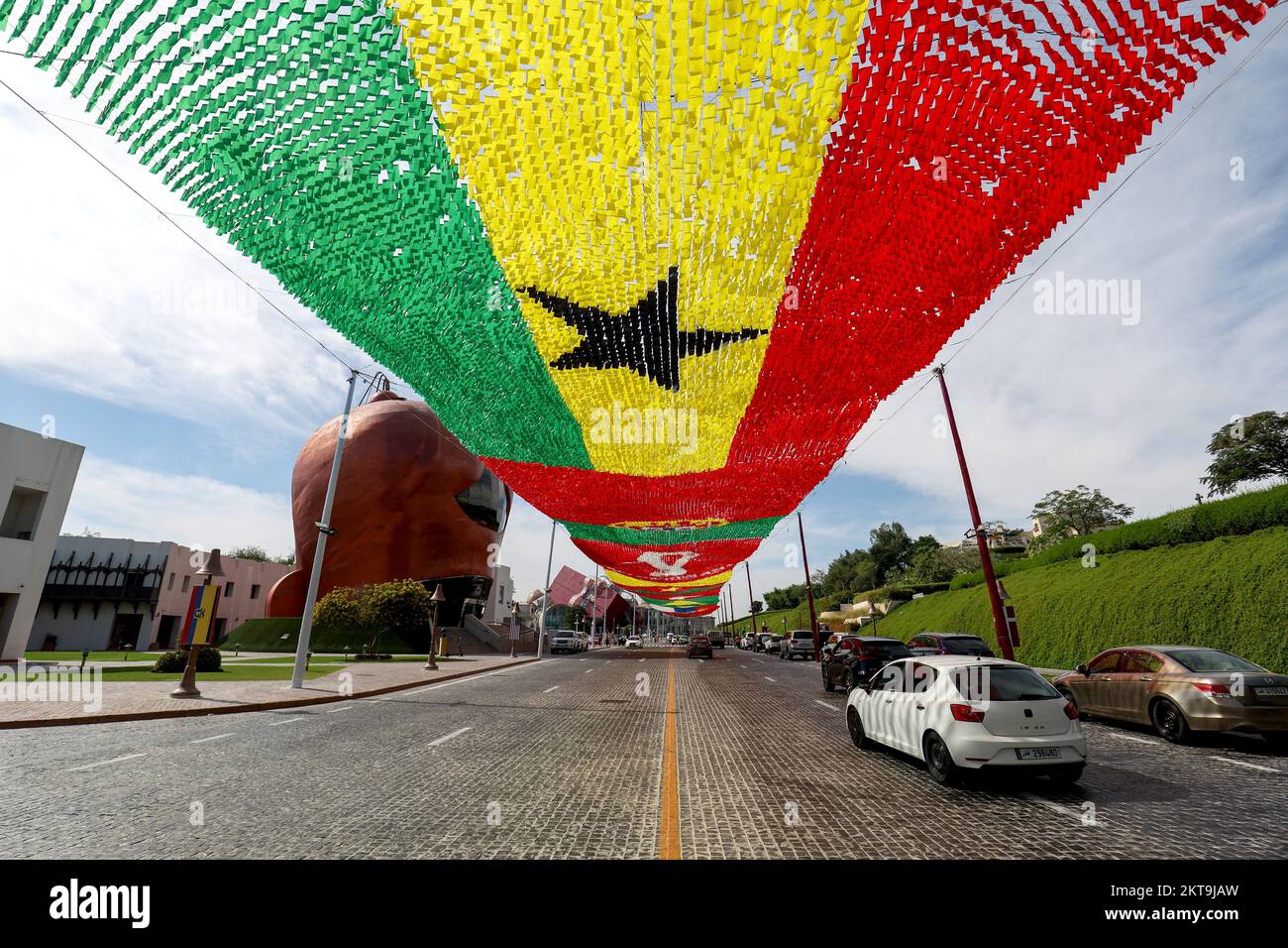 Das Vordach der Nationalflaggen von Ländern, die an der ...