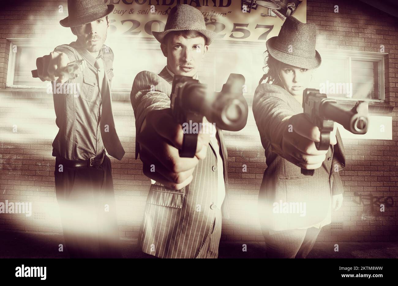 Kreatives Vintage-Foto einer Gruppe von männlichen und weiblichen ...