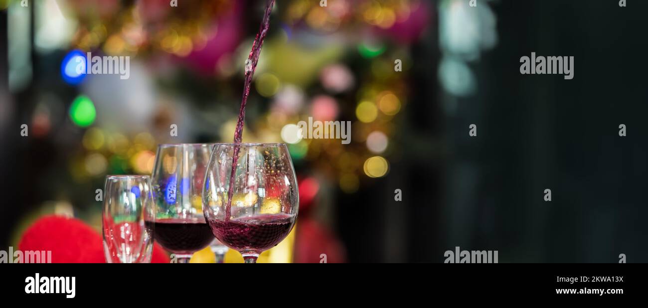 Sektgläser anstoßen -Fotos und -Bildmaterial in hoher Auflösung – Alamy