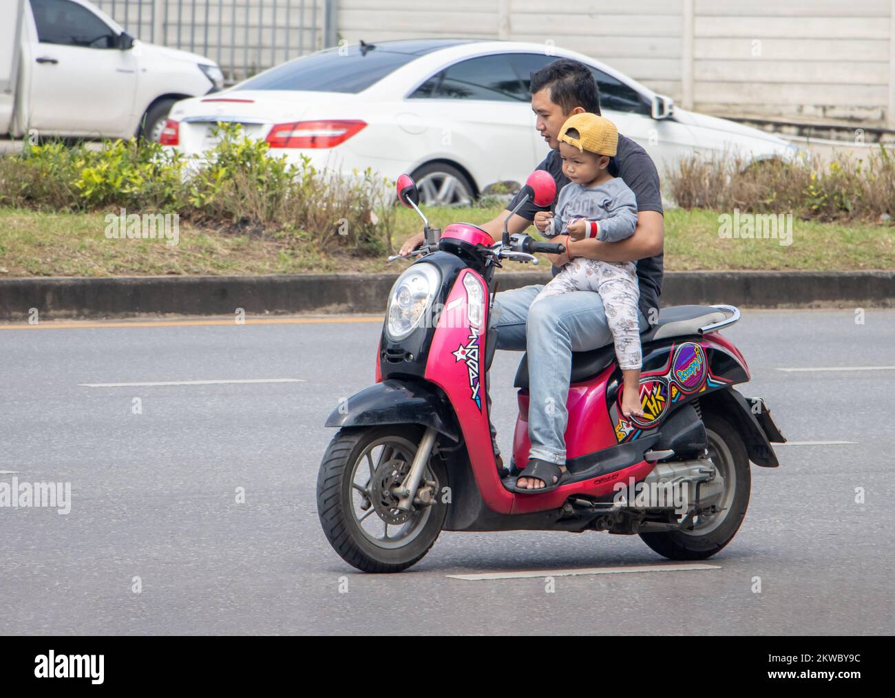 Junge in der hand eines motorrades mit seinem vater ist -Fotos und ...