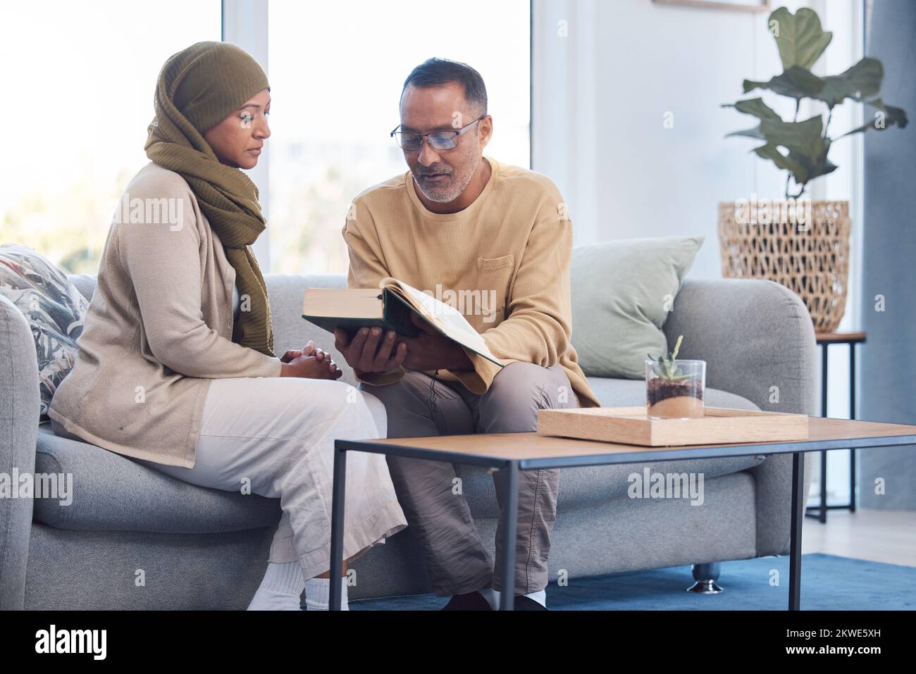 Verehren, moslem und Paar, die den koran für Dankbarkeit lesen, auf dem ...