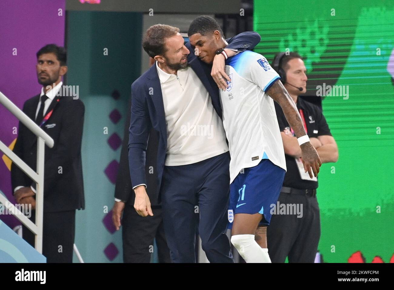 Gareth SOUTHGATE (Coach eng) mit Marcus RASHFORD (eng) zur Substitution ...