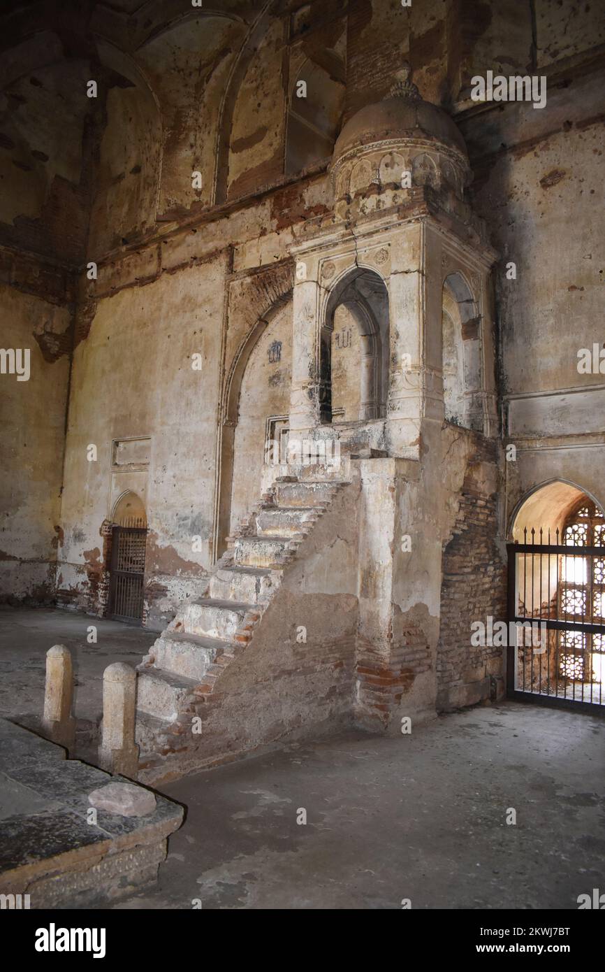 Vertikaler Blick - Innere Halle von Alif Khan Masjid und Gotteshaus von ...