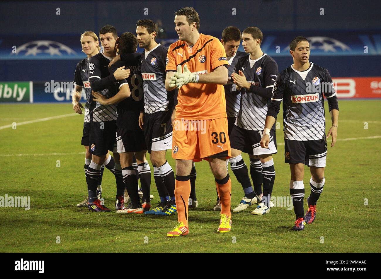 Dinamo Zagreb Torwart Ivan Kelava (Zentrum) und seine ...
